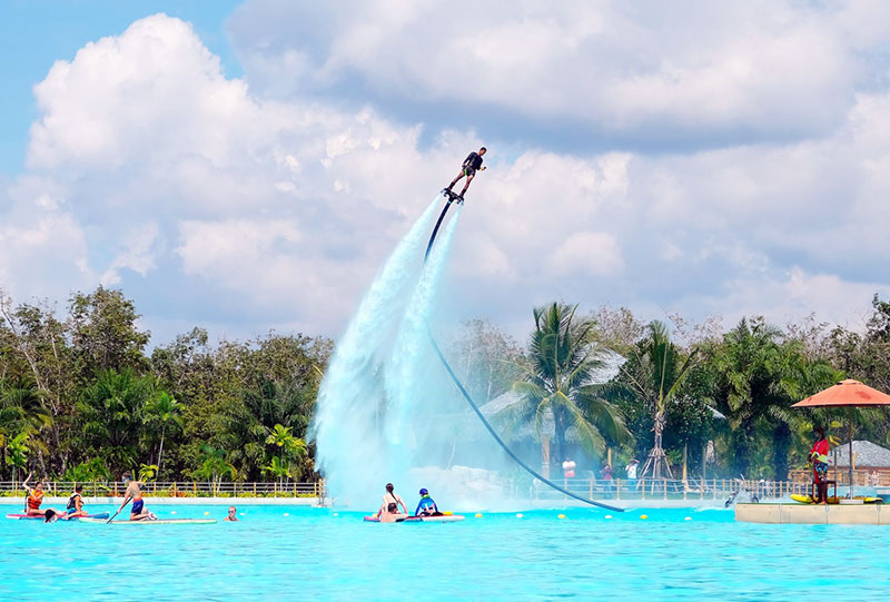 ผู้หญิง - บลูทรี ภูเก็ต ต้อนรับปิดเทอม จัดเต็มการแสดงทางน้ำระดับเอเชีย