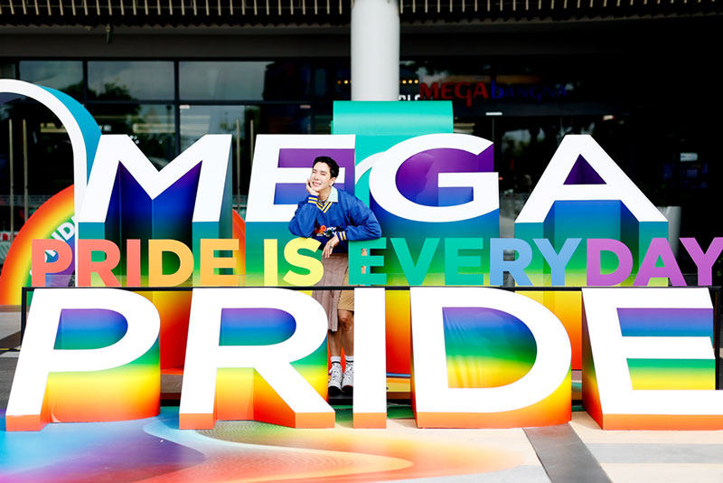 ผู้หญิง - ‘MEGA PRIDE : PRIDE IS EVERYDAY’ แลนด์มาร์คสีรุ้ง สื่อความ ...