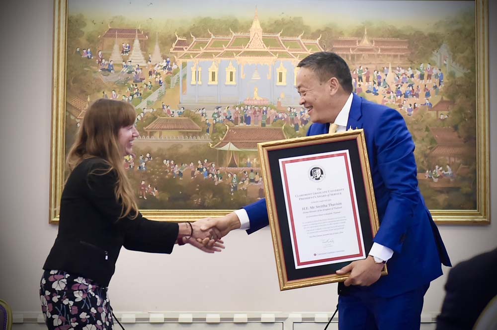 การเมือง - นายกฯ รับมอบรางวัล The President’s Award of Service