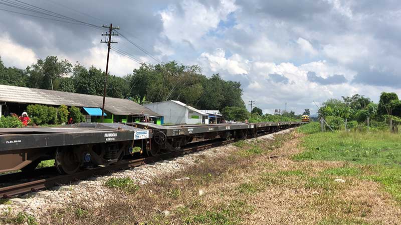 ในประเทศ - รถไฟสินค้าพุ่งชนกระบะ! เครื่องดับขณะขับข้ามราง พ่อแม่ลูกบาดเจ็บ