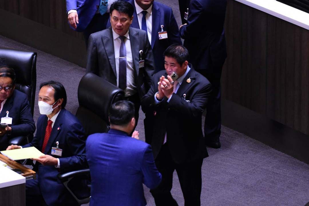 การเมือง - ใจไปนานแล้ว!!! ‘ธรรมนัส’นำก๊วนยกโขยงนั่งโซน‘เพื่อไทย’