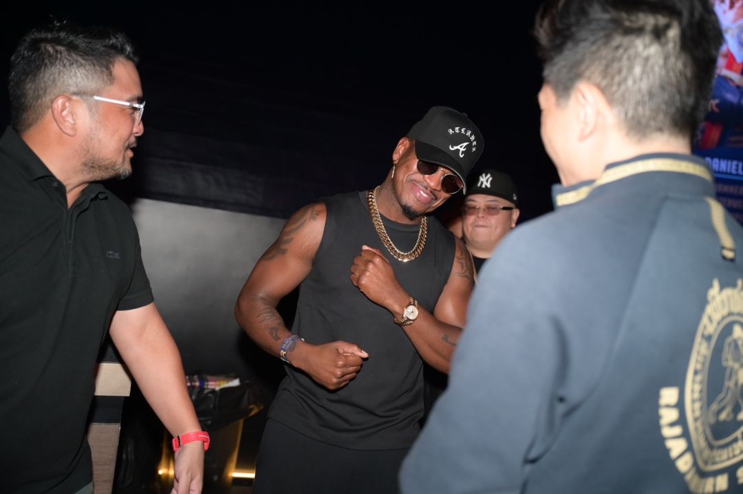 บันเทิง - นีโย (Ne-Yo) เจ้าชาย R&B เช็คอินสนามมวยราชดำเนิน แลนด์มาร์ค ...