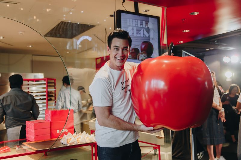 บันเทิง - 'วิลลี่- แหม่ม'ทุ่ม 10 ล้าน!! เปิดแบรนด์ขนม'RAPL(แรปเปิ้ล)'