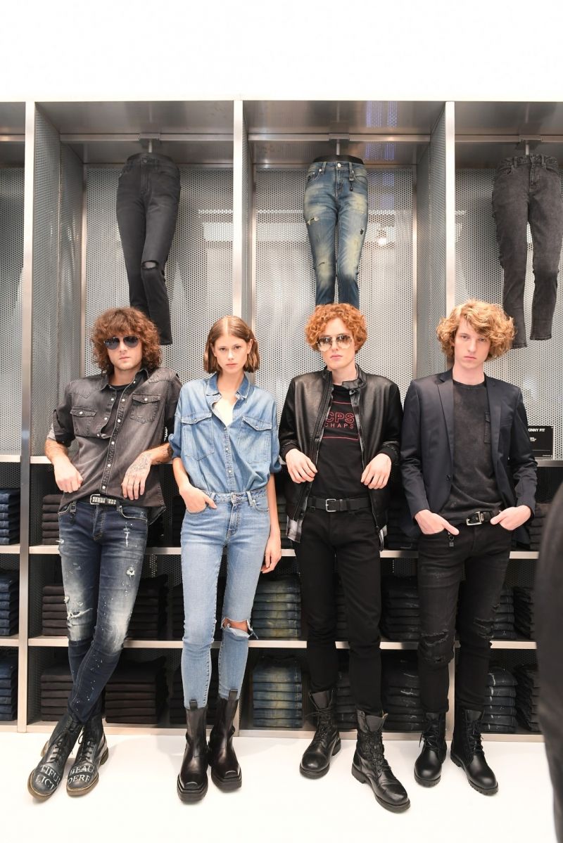 บันเทิง - 'CPS CHAPS'ชวน เป้-อารักษ์ และคิมเบอร์ลี ร่วมสัมผัสแฟล็กชิพ ส ...