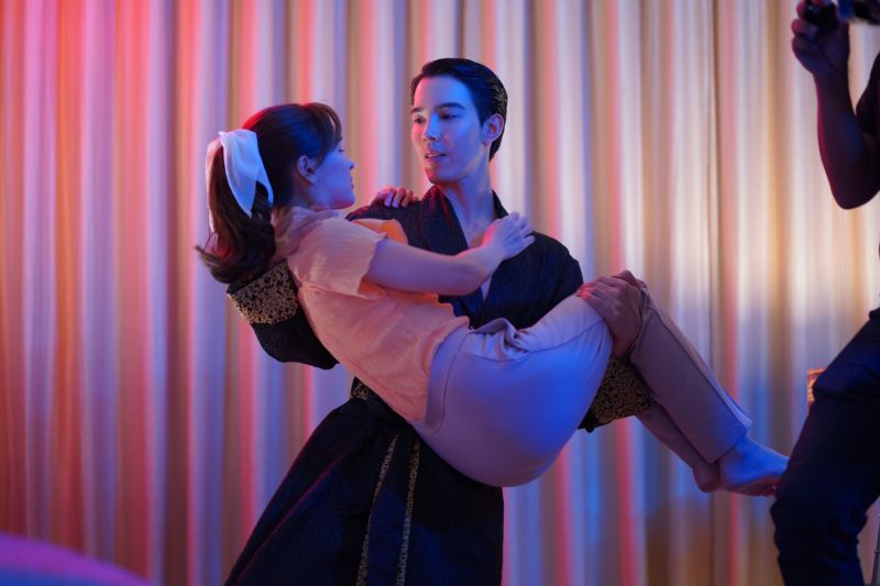 บันเทิง - 'เกมรักสลับมิติ' เบื้องหลังฉาก'จี๋ สุทธิรักษ์'บีบคอ'ออม สุชาร ...