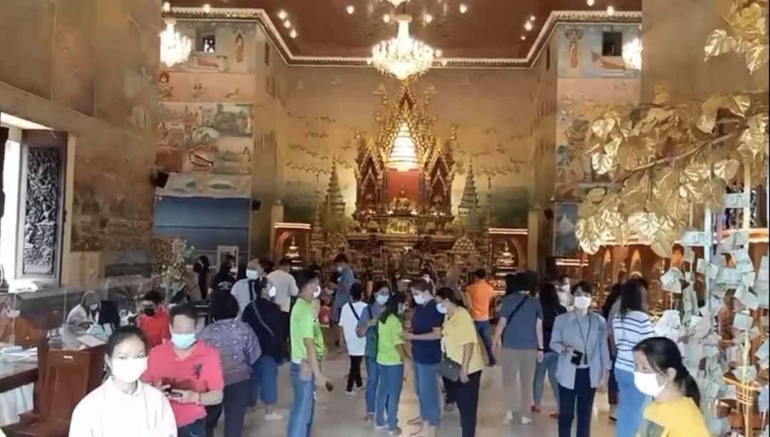 ข่าว Like สาระ - นักท่องเที่ยวแห่ทำบุญไหว้พระขอพร 'หลวงพ่อพระใส' แน่น ...