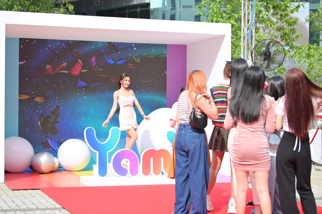 บันเทิง - 'เบสท์ รักษ์วนีย์'โชว์ร้องเพลง เปิดตัวแอปพลิเคชั่น YAMI Live Thailand