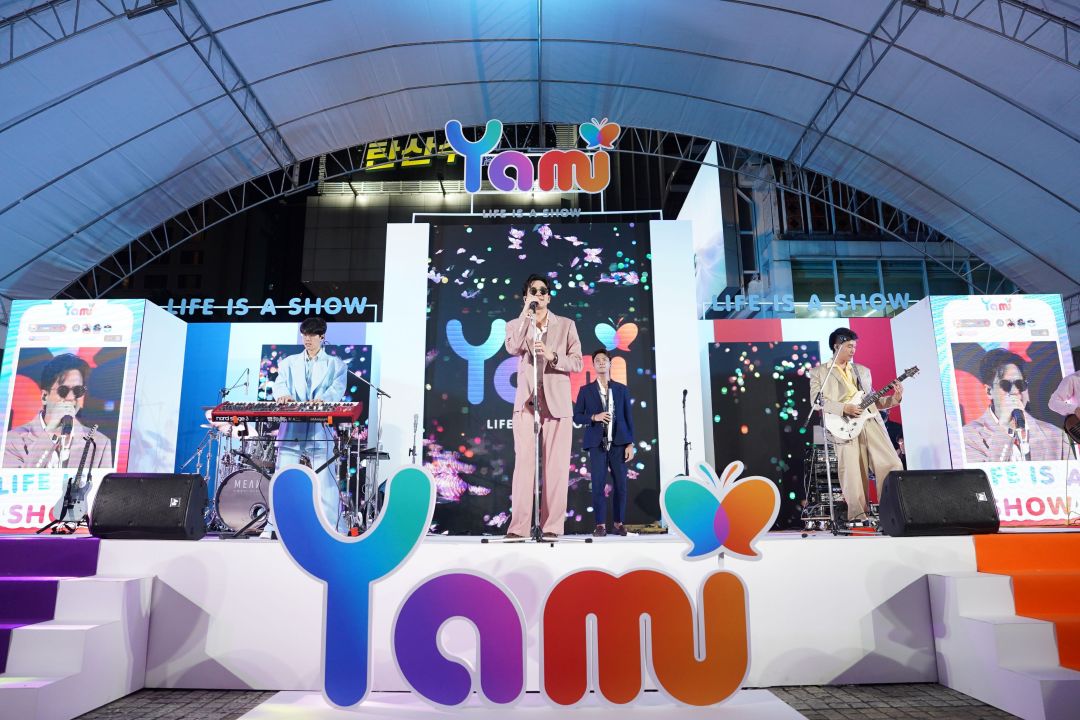 บันเทิง - 'เบสท์ รักษ์วนีย์'โชว์ร้องเพลง เปิดตัวแอปพลิเคชั่น YAMI Live Thailand