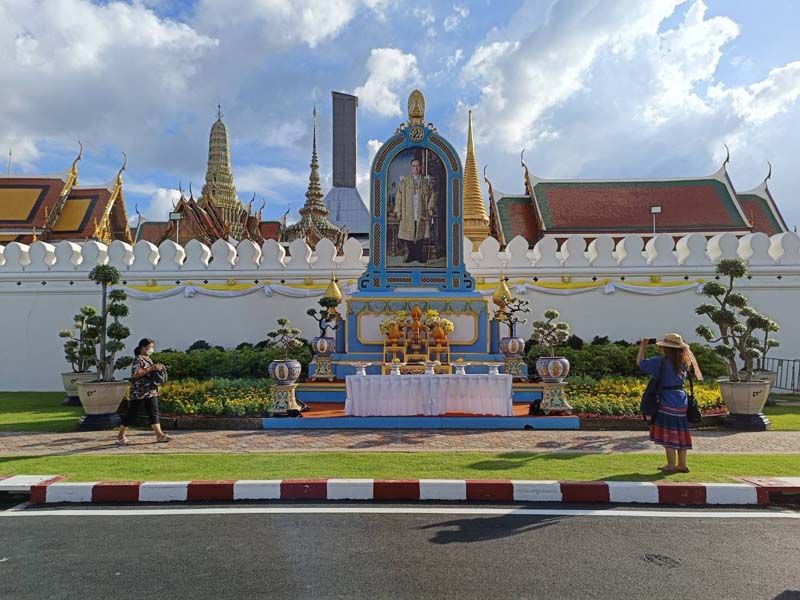 เนืองแน่น! ปชช.ทยอยกราบสักการะซุ้มพระบรมฉายาลักษณ์ รัชกาลที่ 9 | SootinClaimon.Com