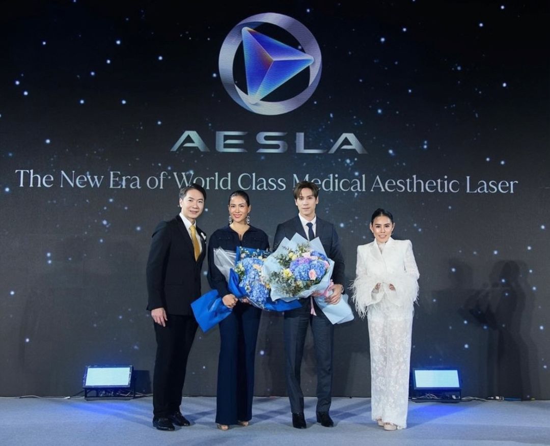 บันเทิง - ‘เชอรี่ เข็มอัปสร' ควงคู่ 'เจษ เจษฎ์พิพัฒ’ ร่วมเฉลิมฉลอง'AESLA'ฉลองครบรอบ 10 ปี