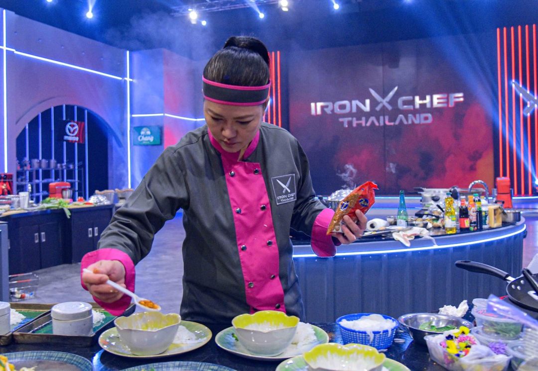 บันเทิง - Iron Chef Thailand เปิดศึกเชฟตัวพ่อปะทะเชฟตัวแม่'เฮียโอ'เชฟวัยเก๋าขอไว้ลาย..เปิดตำรา ...