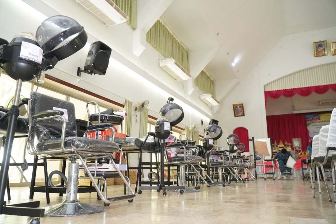 ในประเทศ - ‘ป่อเต็กตึ๊ง’ร่วมกรมกิจการสตรีฯ มอบอุปกรณ์ประกอบอาชีพให้สตรี ...