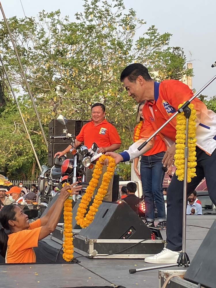 การเมือง - 'สุวัจน์'นำทัพชาติพัฒนากล้า สักการะ'ย่าโม' ก่อนเปิดเวที ...