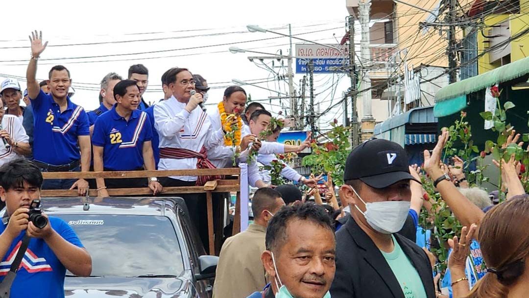 การเมือง - 'พี่ตู่'ขึ้นรถแห่! ขอคะแนนชาวพุนพิน ลั่นเลือก รทสช.ประเทศสงบ ...