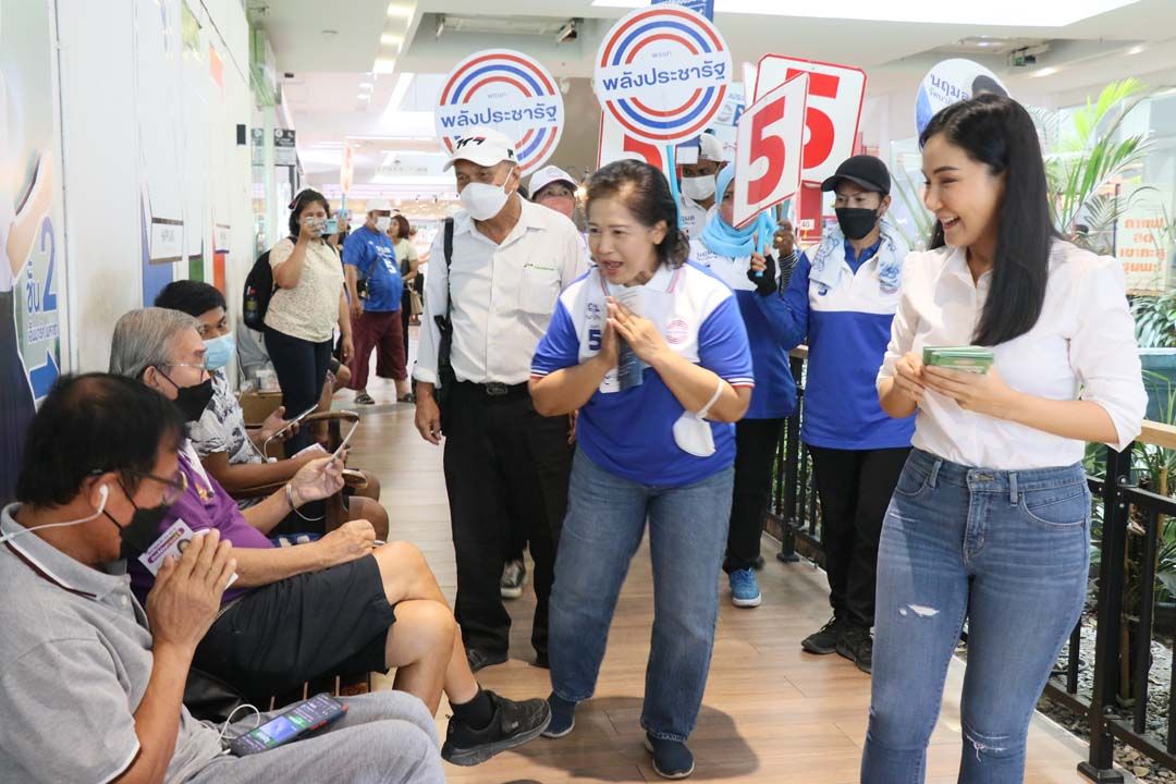 การเมือง - 'นฤมล'ตะลุยหาเสียงตลาดน้อมจิตต์ ช่วย'บ๊ะ นฤมล'เขต 14 เบอร์ 5
