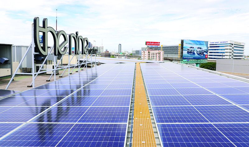 ผู้หญิง - ติดตั้ง Solar Rooftop สนับสนุนการใช้พลังงานสะอาด