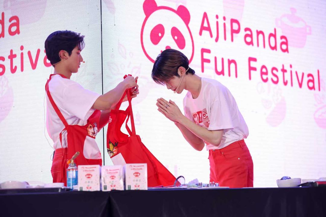 บันเทิง - 'เน็ต - เจมส์'โชว์ Cooking Challenge ในงาน AjiPanda Fun Festival