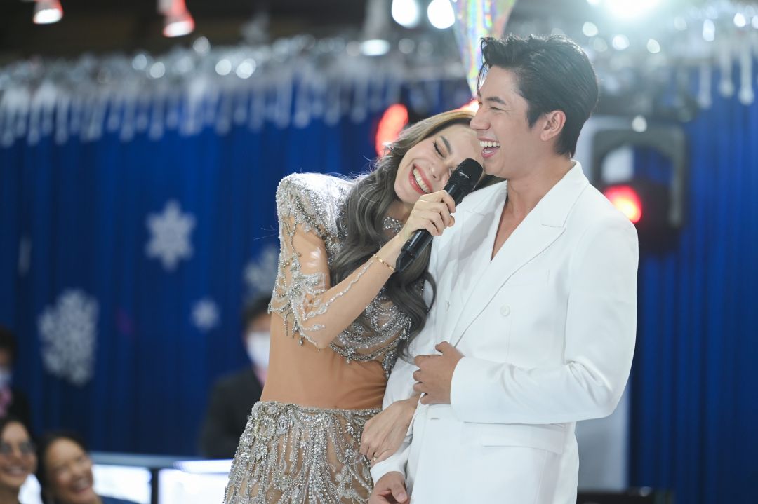 บันเทิง - ‘นัท มีเรีย - แจม รชตะ’ แจกความสุขส่งท้ายปี โชว์เครื่องประดับหรูกว่า 300 ล้าน