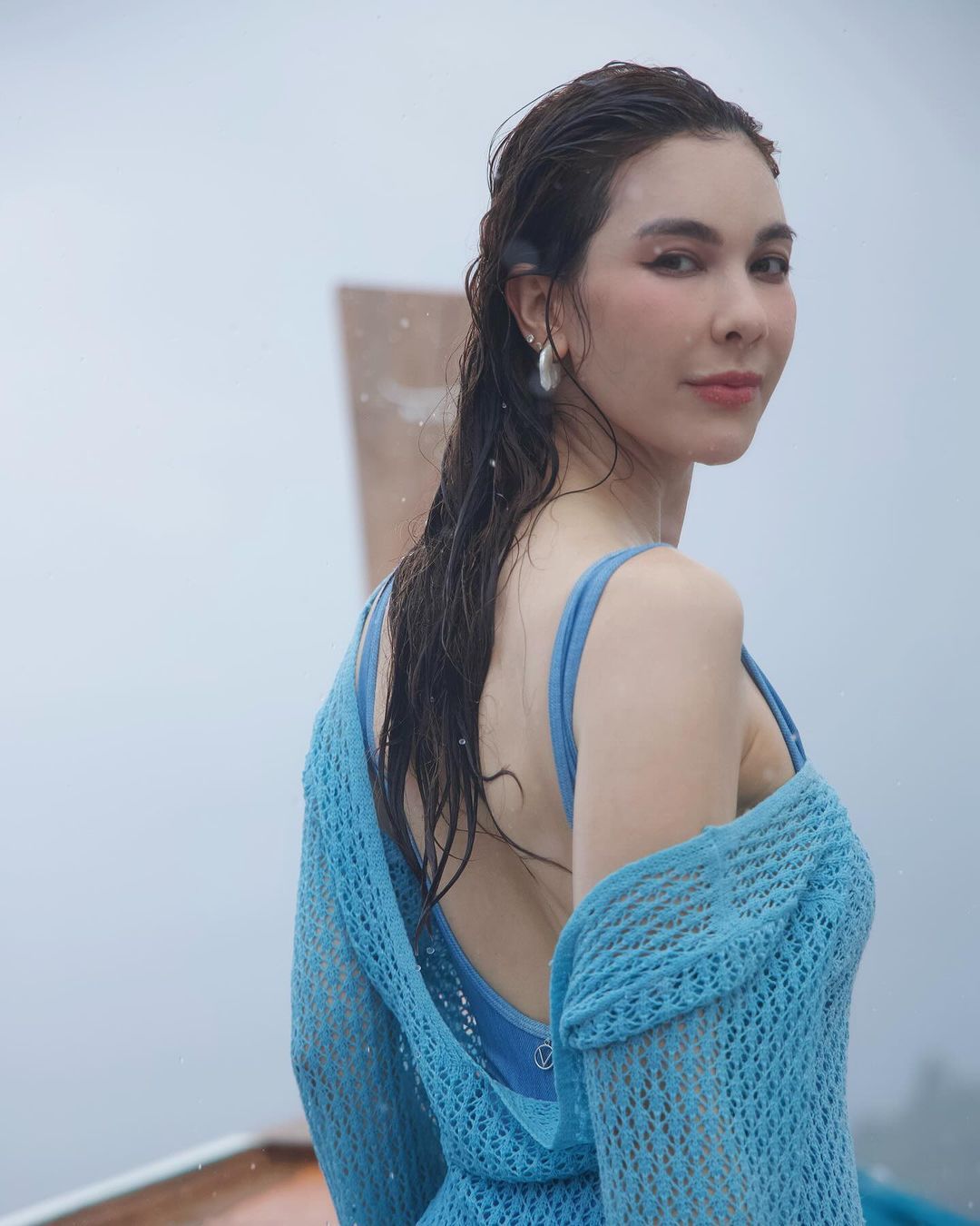 บันเทิง - 'โบว์ เบญจวรรณ'สาดซีนแซ่บ สวมชุดว่ายน้ำแชะภาพกลางสายฝน