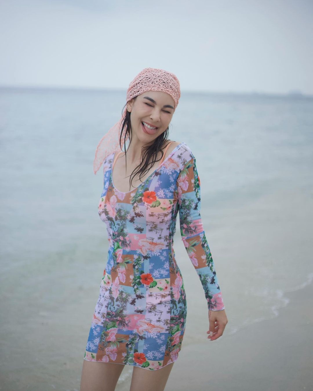 บันเทิง - 'โบว์ เบญจวรรณ'สาดซีนแซ่บ สวมชุดว่ายน้ำแชะภาพกลางสายฝน