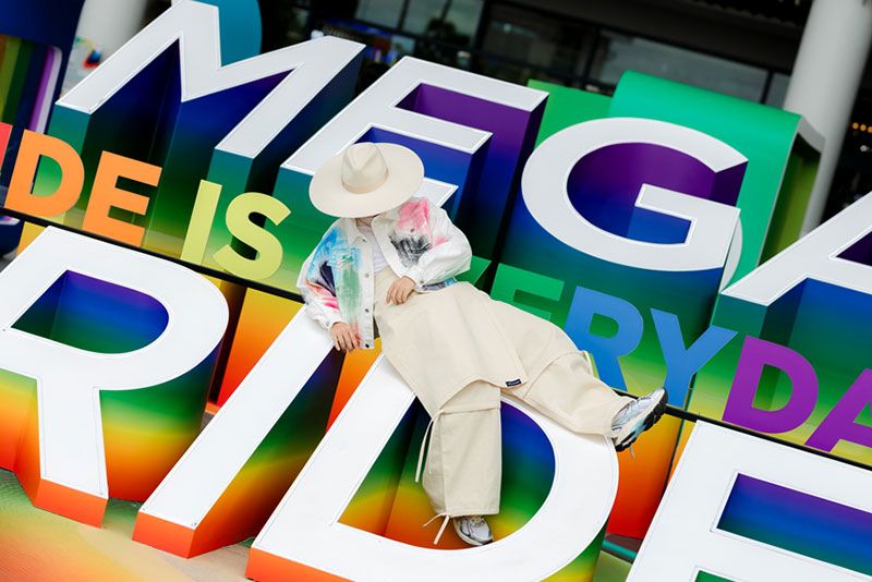 ผู้หญิง - ‘MEGA PRIDE : PRIDE IS EVERYDAY’ แลนด์มาร์คสีรุ้ง สื่อความ ...