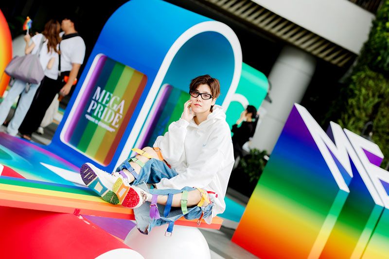 ผู้หญิง - ‘MEGA PRIDE : PRIDE IS EVERYDAY’ แลนด์มาร์คสีรุ้ง สื่อความ ...
