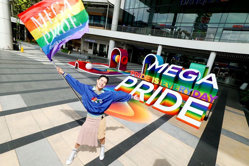 ผู้หญิง - ‘MEGA PRIDE : PRIDE IS EVERYDAY’ แลนด์มาร์คสีรุ้ง สื่อความ ...