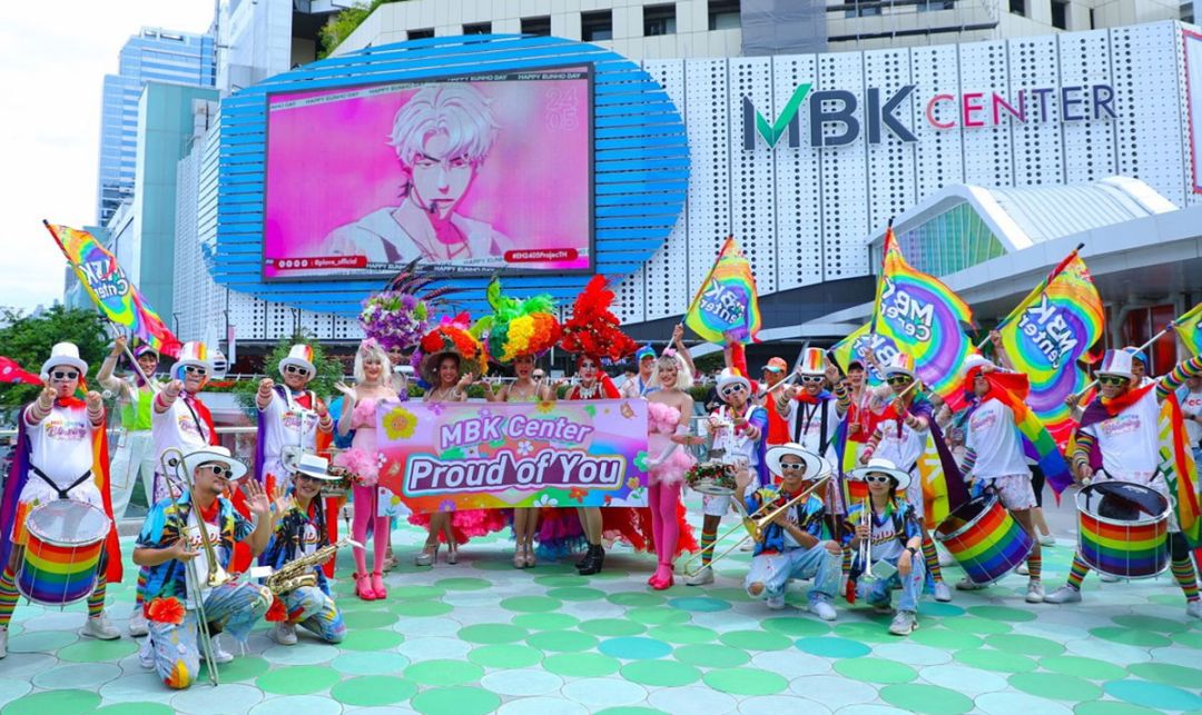 ผู้หญิง - MBK CENTER BLOOMING PRIDE ร่วมพาเหรด BANGKOK PRIDE FESTIVAL 2024