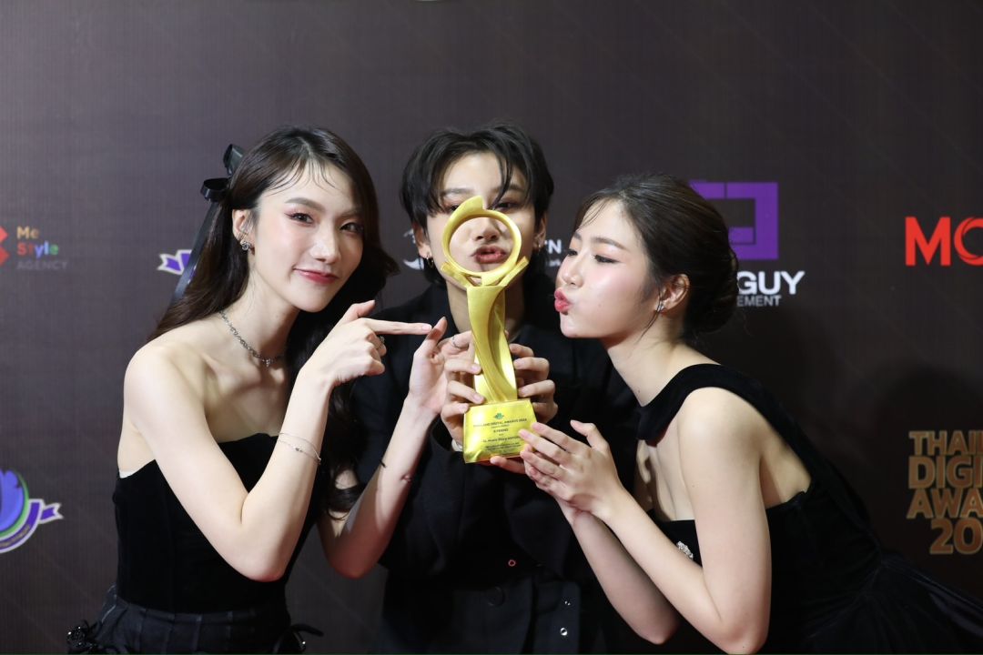 บันเทิง - นักแสดงจากซีรีส์ 'B.FRIEND มากกว่าคำว่าเพื่อน' รับรางวัลสาขา GL Music Story ยอดนิยม