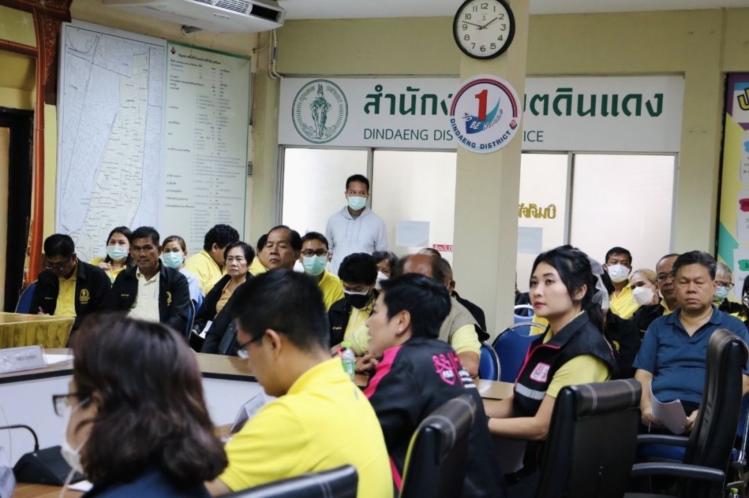 ผู้หญิง - ศรส. นำทีมแจ้งช่องทางและประชาสัมพันธ์การใช้งาน Line OA : ESS Help Me ณ สำนักงานเขตดินแดง