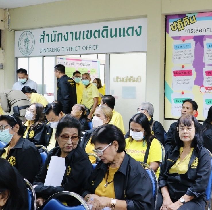 ผู้หญิง - ศรส. นำทีมแจ้งช่องทางและประชาสัมพันธ์การใช้งาน Line OA : ESS Help Me ณ สำนักงานเขตดินแดง