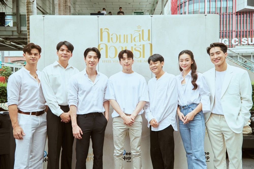 บันเทิง - พร้อมแล้ว! DEE HUP HOUSE บวงสรวง 'หอมกลิ่นความรัก' ซีรีส์วาย ...