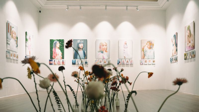 ผู้หญิง - 'Harmony : Color Collection 2023 by Rios Group' นิทรรศการสร้างงานศิลปะบนเส้นผม ในรูป ...