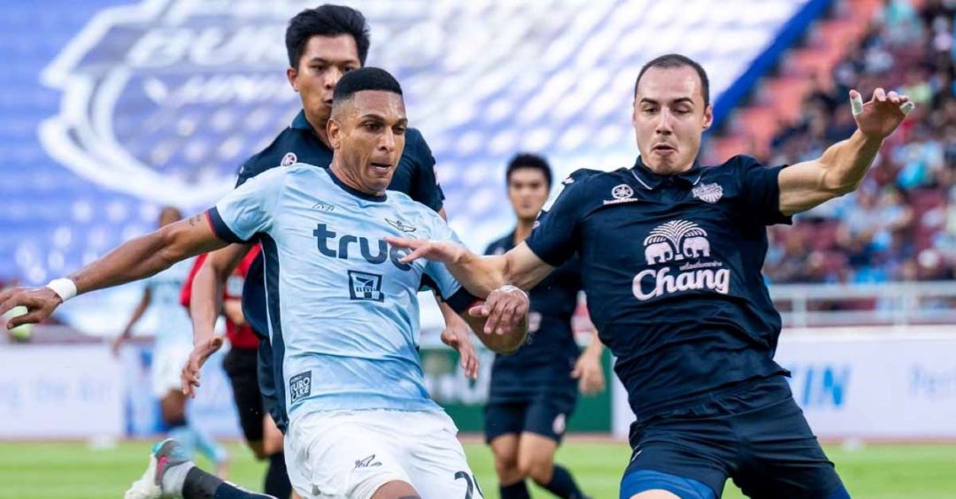 กีฬา - แข้งเทพชนะปราสาทสายฟ้า 2-0