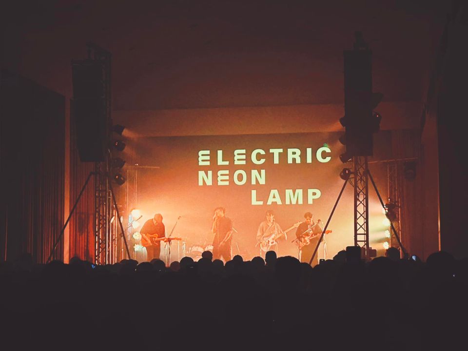 บันเทิง - ‘ELECTRIC NEON LAMP’ ขนเพลงฮิตสุดเดือดใส่ไม่มียั้ง ...