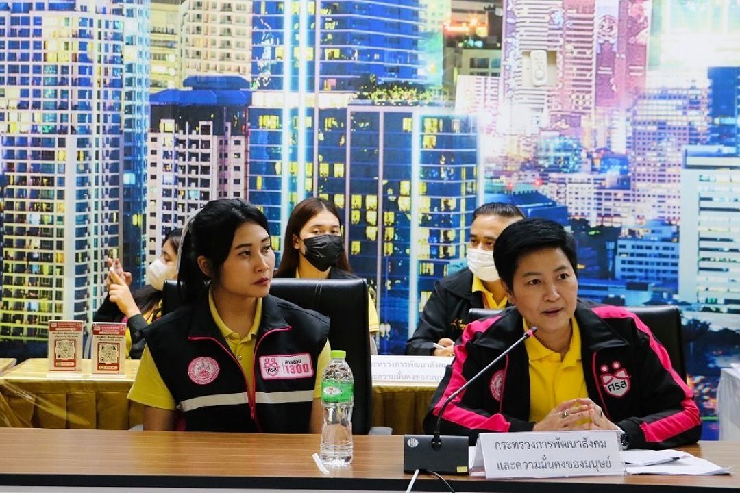 ผู้หญิง - ศรส. นำทีมแจ้งช่องทางและประชาสัมพันธ์การใช้งาน Line OA : ESS Help Me ณ สำนักงานเขตดินแดง