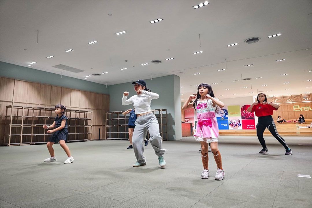 ผู้หญิง - Bravo BKK จัดแคมเปญ 'SWEAT IT WITH BRAVO' เปิดคลาสโยคะ - Dancercise ให้ประชาชนได้สนุก ...